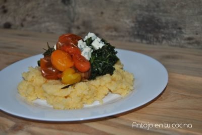 Polenta with steamed kale, roasted tomatoes and blue cheese - Antojo en ...