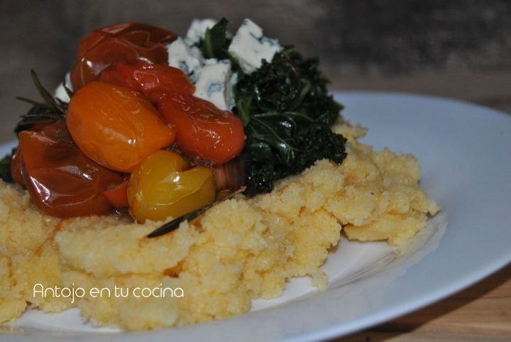 Polenta with steamed kale, roasted tomatoes and blue cheese - Antojo en ...