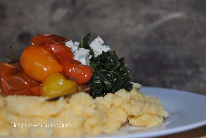Polenta with steamed kale, roasted tomatoes and blue cheese - Antojo en ...