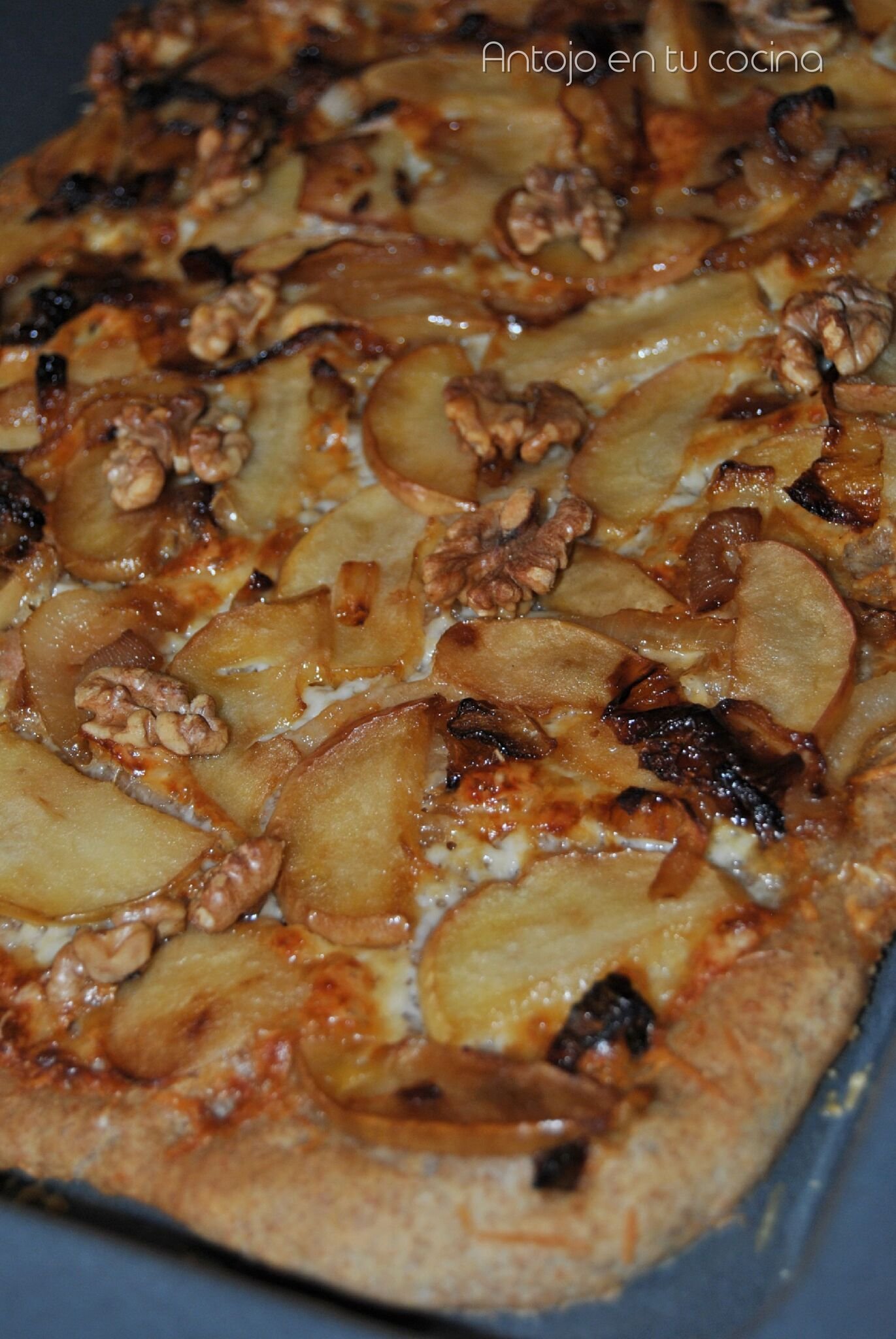 Pizza integral de cebolla caramelizada, manzana y nueces - Antojo en tu ...