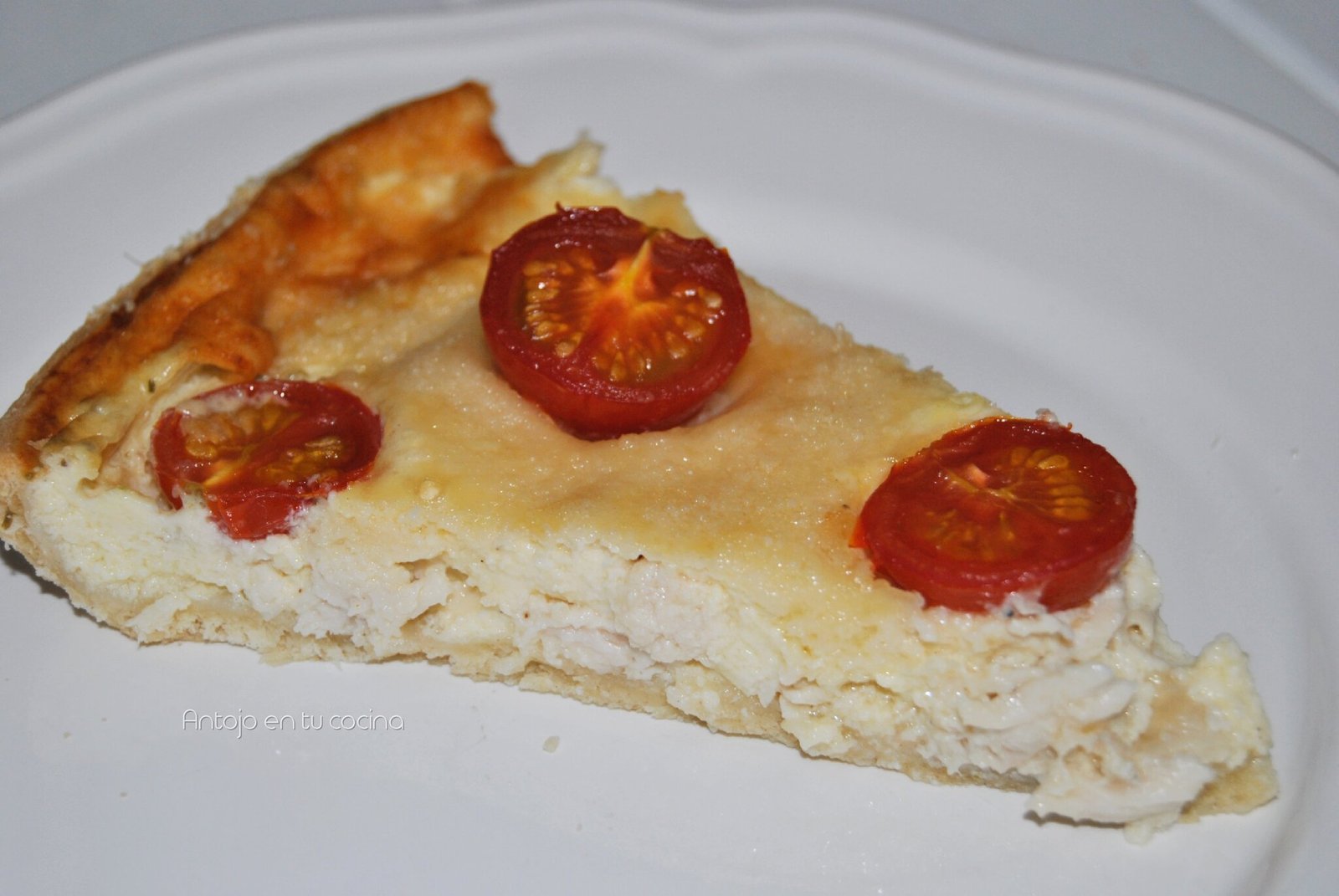 Quiche de pollo con queso parmesano y tomates cherry - Antojo en tu cocina