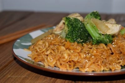 Noodles con pollo y brócoli salteados. Cómo mejorar unos noodles de ...