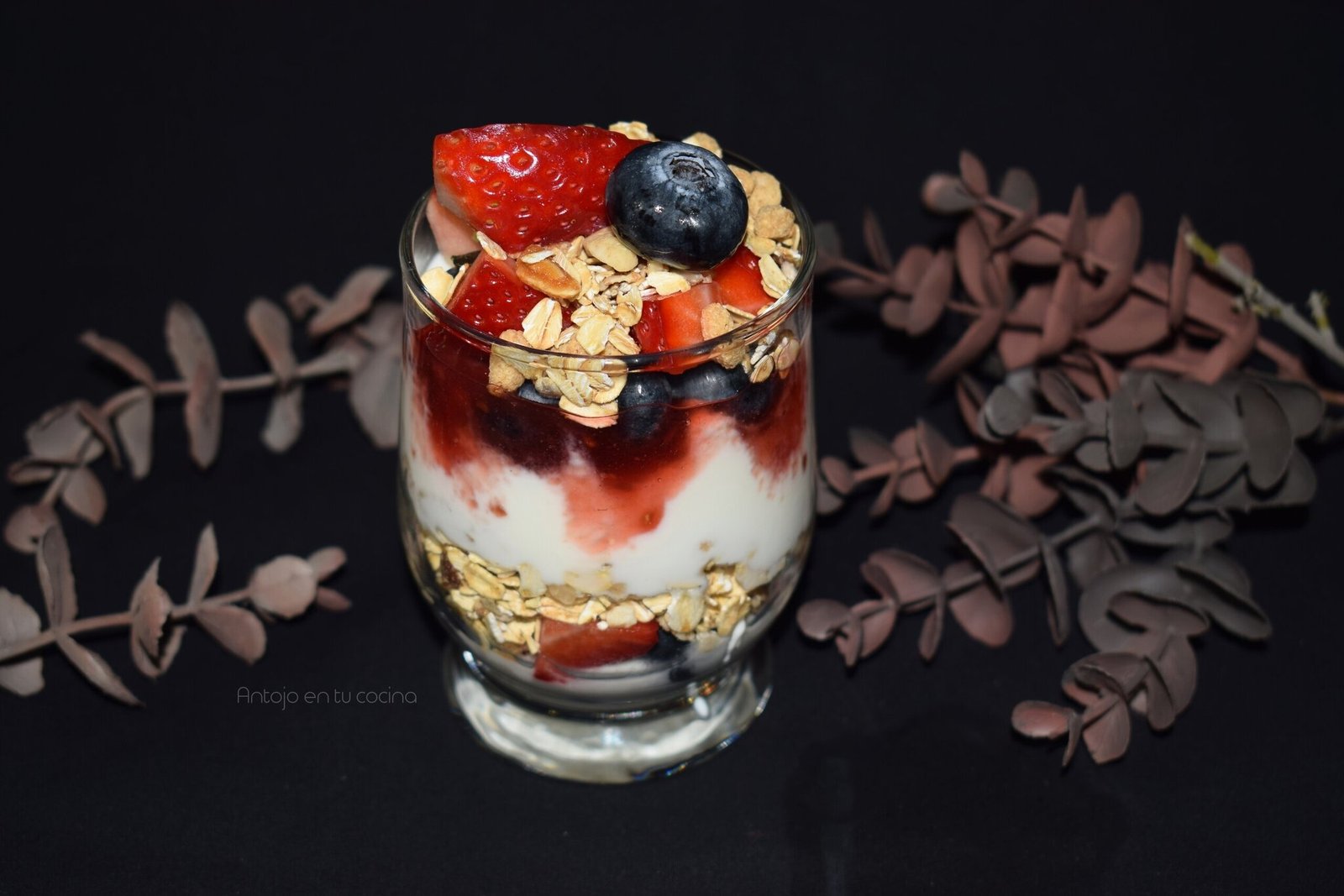 Parfait o copa de granola con yogur y fruta, desayuno fácil y sano ...