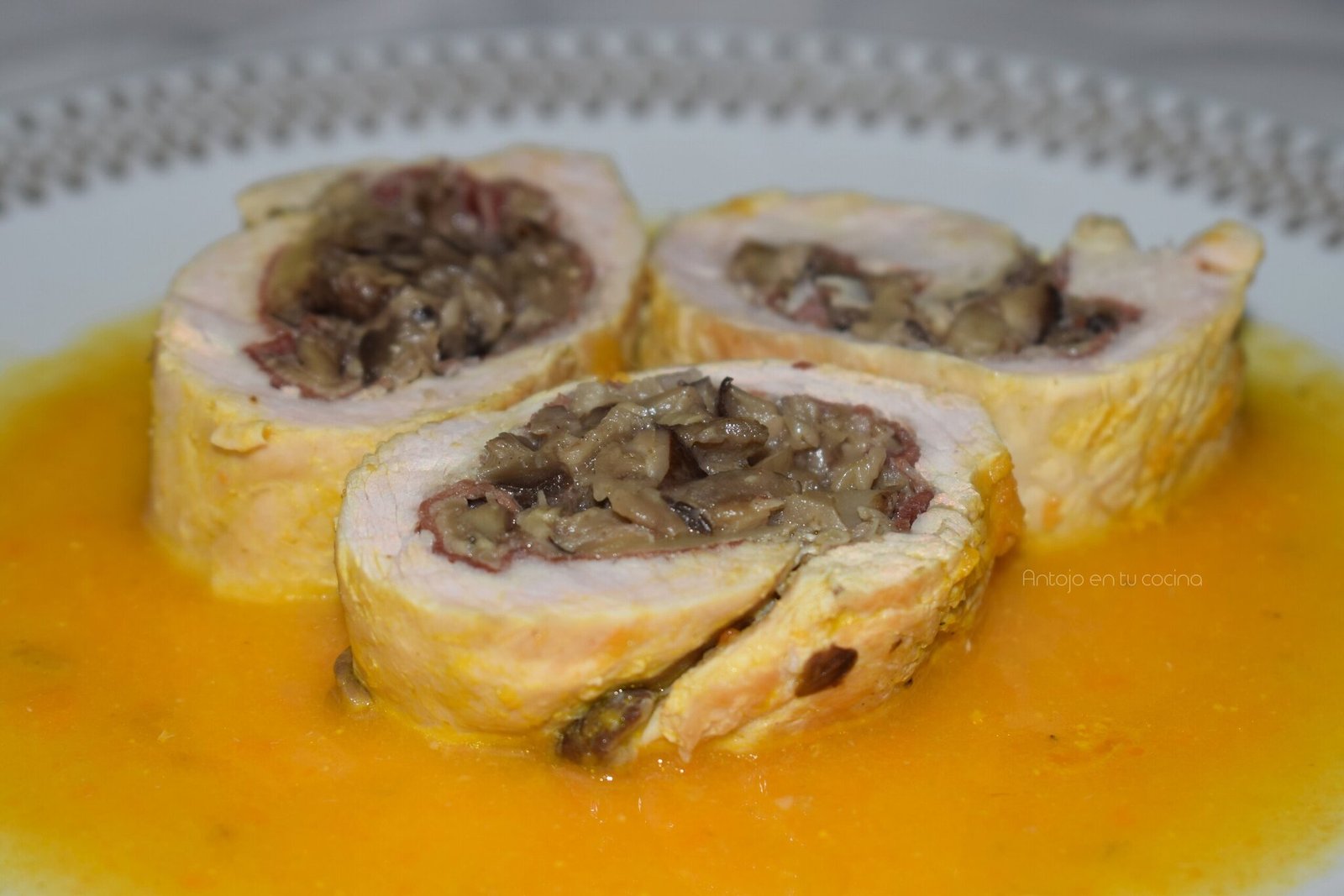 Pechuga de pavo rellena de jamón serrano y setas - Antojo en tu cocina