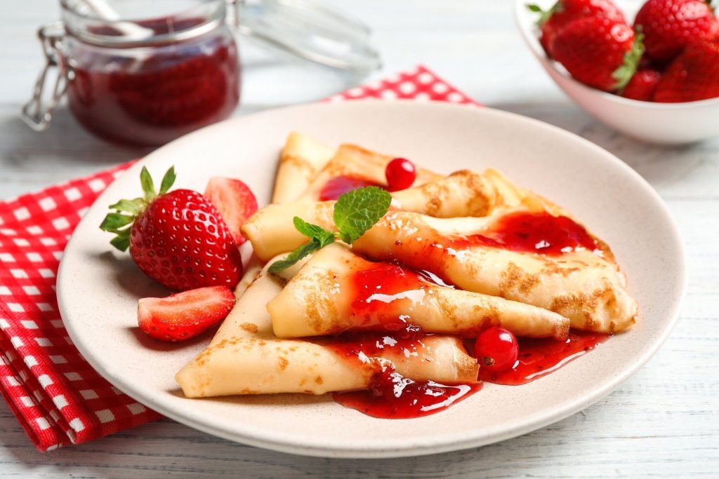 Crepes con sirope de fresa. Receta fácil para 2 personas - Antojo en tu ...