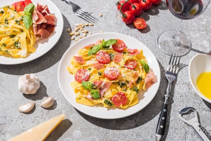Pasta con pesto y jamón serrano - Antojo en tu cocina