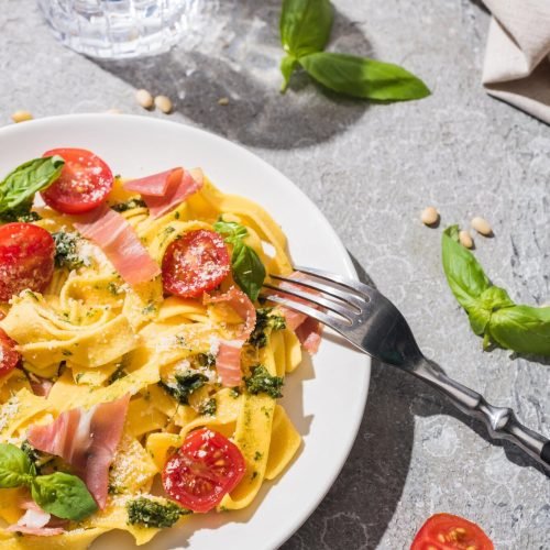 Pasta con pesto y jamón serrano - Antojo en tu cocina