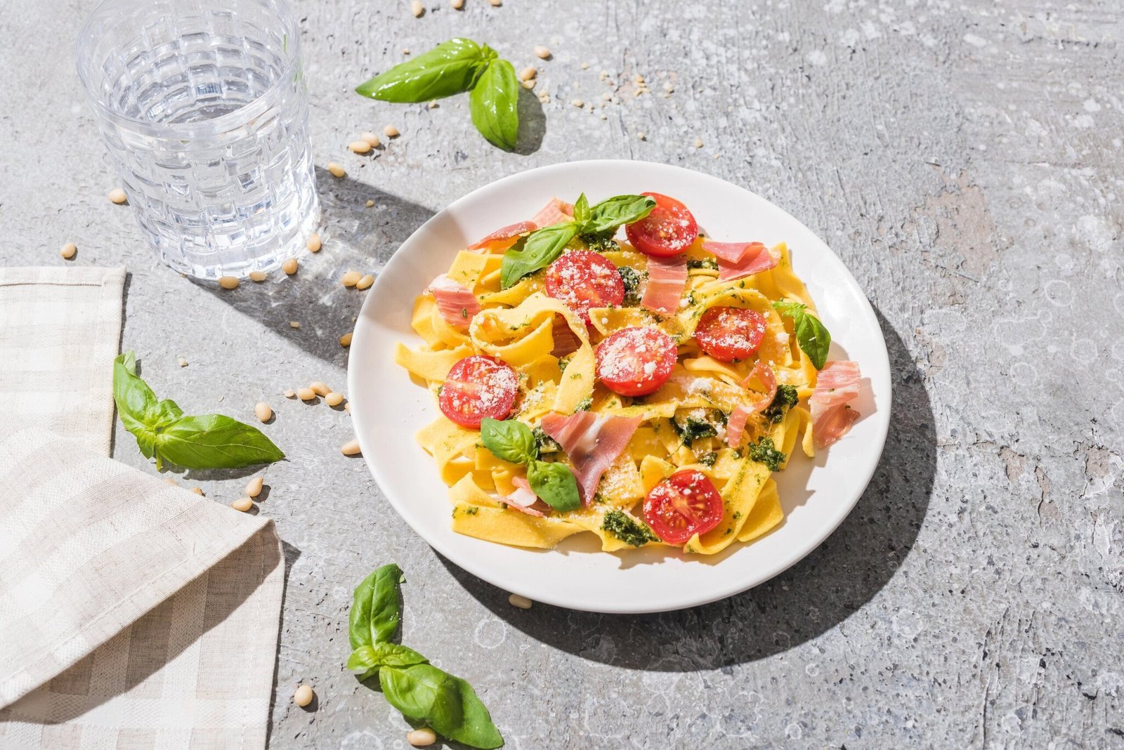 Pasta con pesto y jamón serrano - Antojo en tu cocina